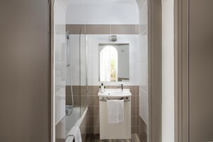 Quarto Quádruplo Familiar, 2 camas de casal | Casa de banho | Um polibã, artigos de higiene pessoal grátis, toalhas fornecidas