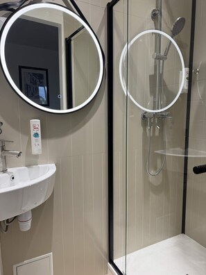 Quarto solteiro | Banheiro | Toalhas de banho, sabonete, shampoo, papel higiênico