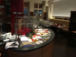 Pequeno-almoço tipo buffet diário (21.9 EUR por pessoa) 