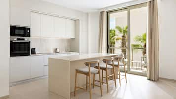 Minibar, cofre no quarto, cortinas/cortinados opacos