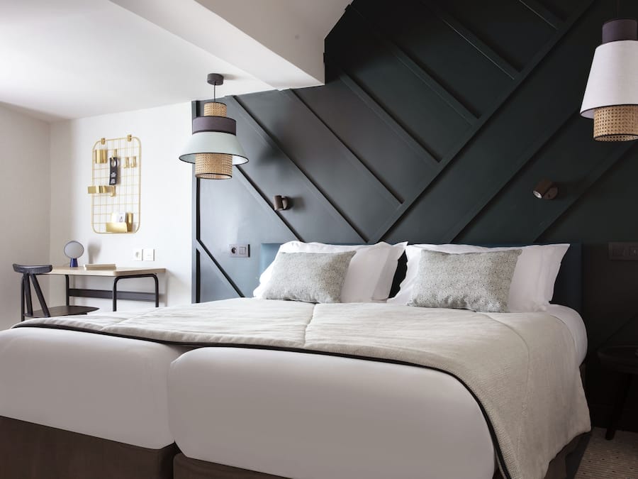 Roupas de cama premium, frigobar, cofres nos quartos, escrivaninha