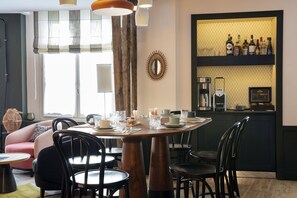 Pequeno-almoço tipo buffet diário (16 EUR por pessoa) 