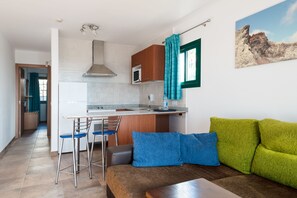 Apartamento, 1 quarto (2nd Floor) | Cozinha privada | Um frigorífico/congelador grande, um micro-ondas, um forno 