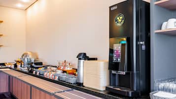 Pequeno-almoço tipo buffet incluído nos dias úteis