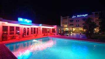 Piscina exterior sazonal, guarda-sóis, espreguiçadeiras