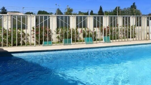 Piscina exterior, guarda-sóis, espreguiçadeiras