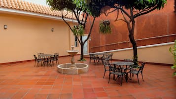 Terraço com espreguiçadeiras