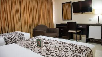 Quarto de hotel com duas camas, uma escrivaninha, uma cadeira, uma televisão e cortina.