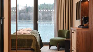 Quarto Duplo Standard, varanda, vista para o lago | 2 quartos, secretária, cortinas/cortinados opacos