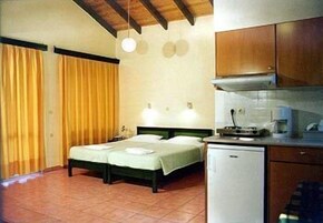 Cofre no quarto, secretária, berços/camas para crianças grátis 