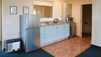 Apartamento, 1 quarto | Cozinha privada | Um frigorífico, um micro-ondas, uma placa de cozinha