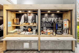 Café da manhã com buffet todos os dias (EUR 8.5 por pessoa) 