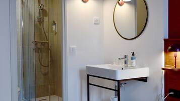 Quarto Duplo Standard | Roupa de alta qualidade, cofre no quarto, secretária