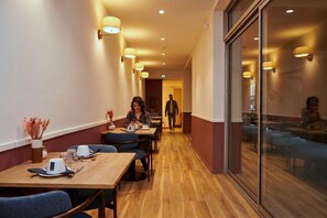 Pequeno-almoço tipo buffet diário mediante uma taxa