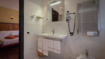 Quarto casal conforto | Banheiro | Chuveiro, produtos de toalete grátis, secador de cabelo