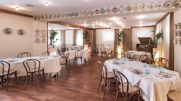 Café da manhã com buffet grátis todos os dias