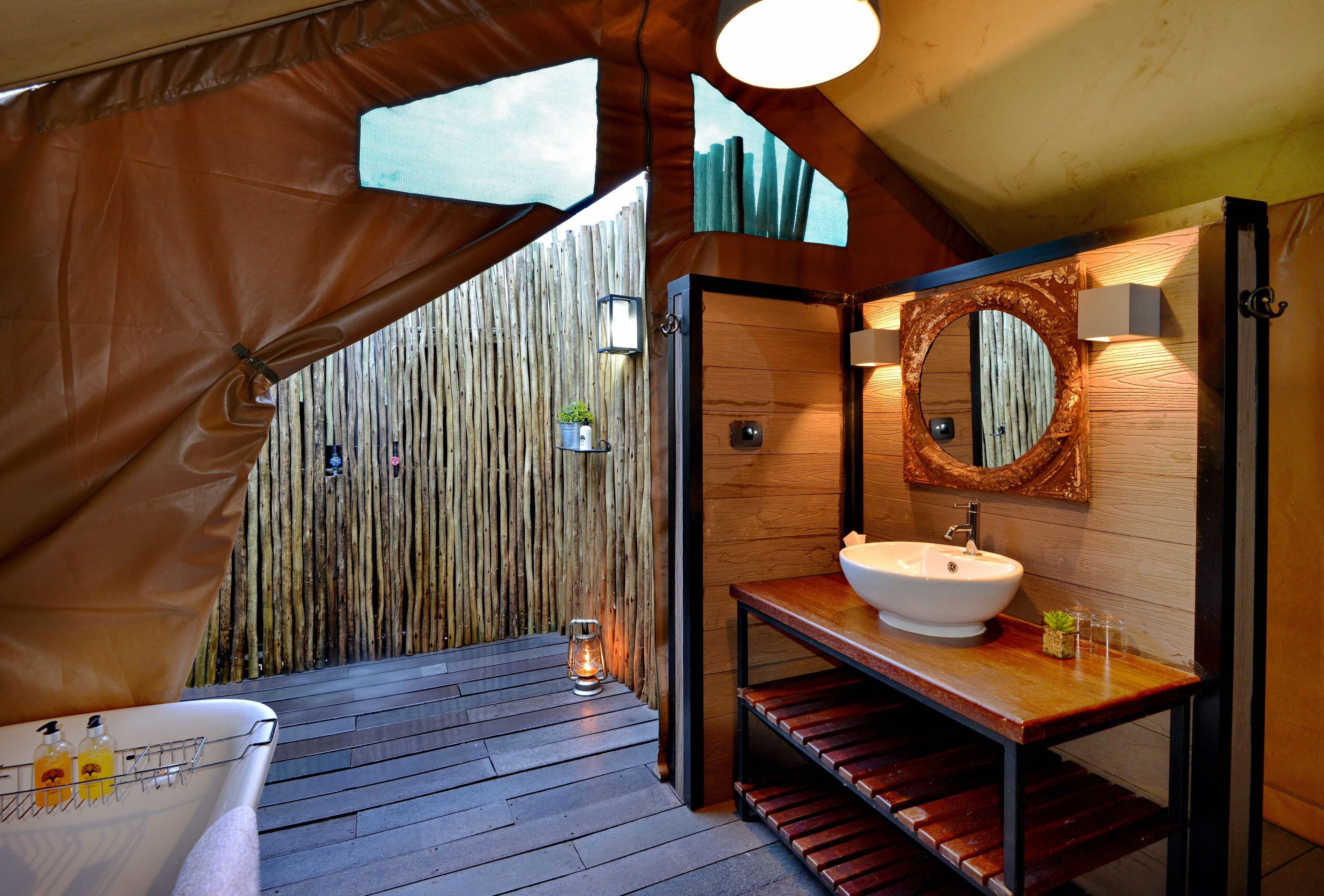 Tenda de Luxo, 1 cama king-size, vista para o pátio | Casa de banho | Um polibã e uma banheira separados, toalhas fornecidas, sabão 