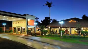 Fachada do alojamento (tarde/noite)