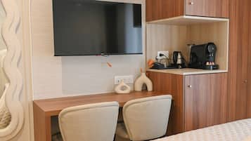 Chambre Double "La muse" | Escrivaninha, cortinas blackout, ferros/tábuas de passar roupa