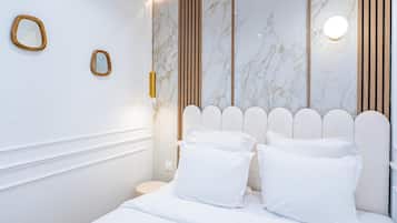 Chambre Supérieure "La Divine" | Secretária, cortinas/cortinados opacos, ferro/tábua de engomar