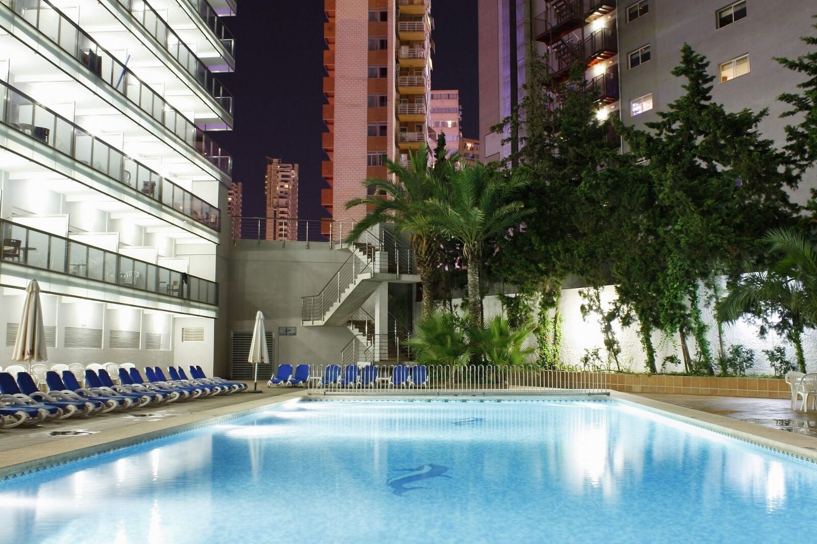 Piscina exterior, guarda-sóis, espreguiçadeiras 