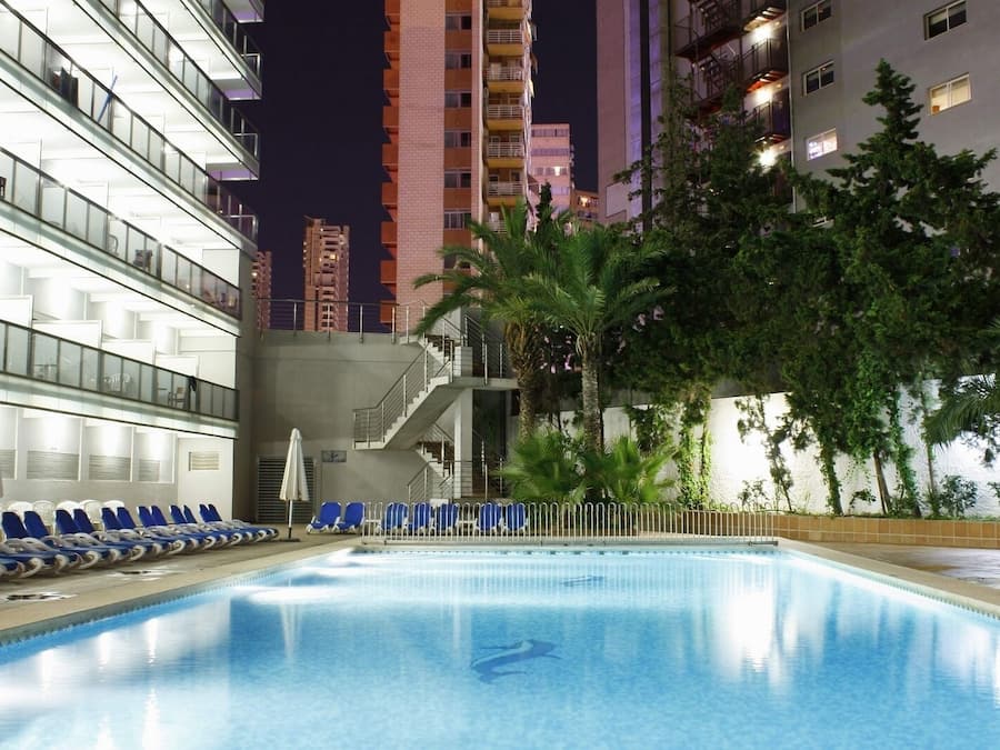 Piscina exterior, guarda-sóis, espreguiçadeiras