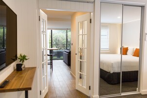 Edredons de pluma, camas Select Comfort, escrivaninha, cortinas blackout