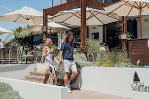 Pequenos-almoços servidos, com espaço para refeições ao ar livre