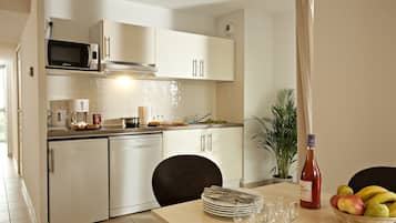 Um frigorífico, um micro-ondas, uma placa de cozinha