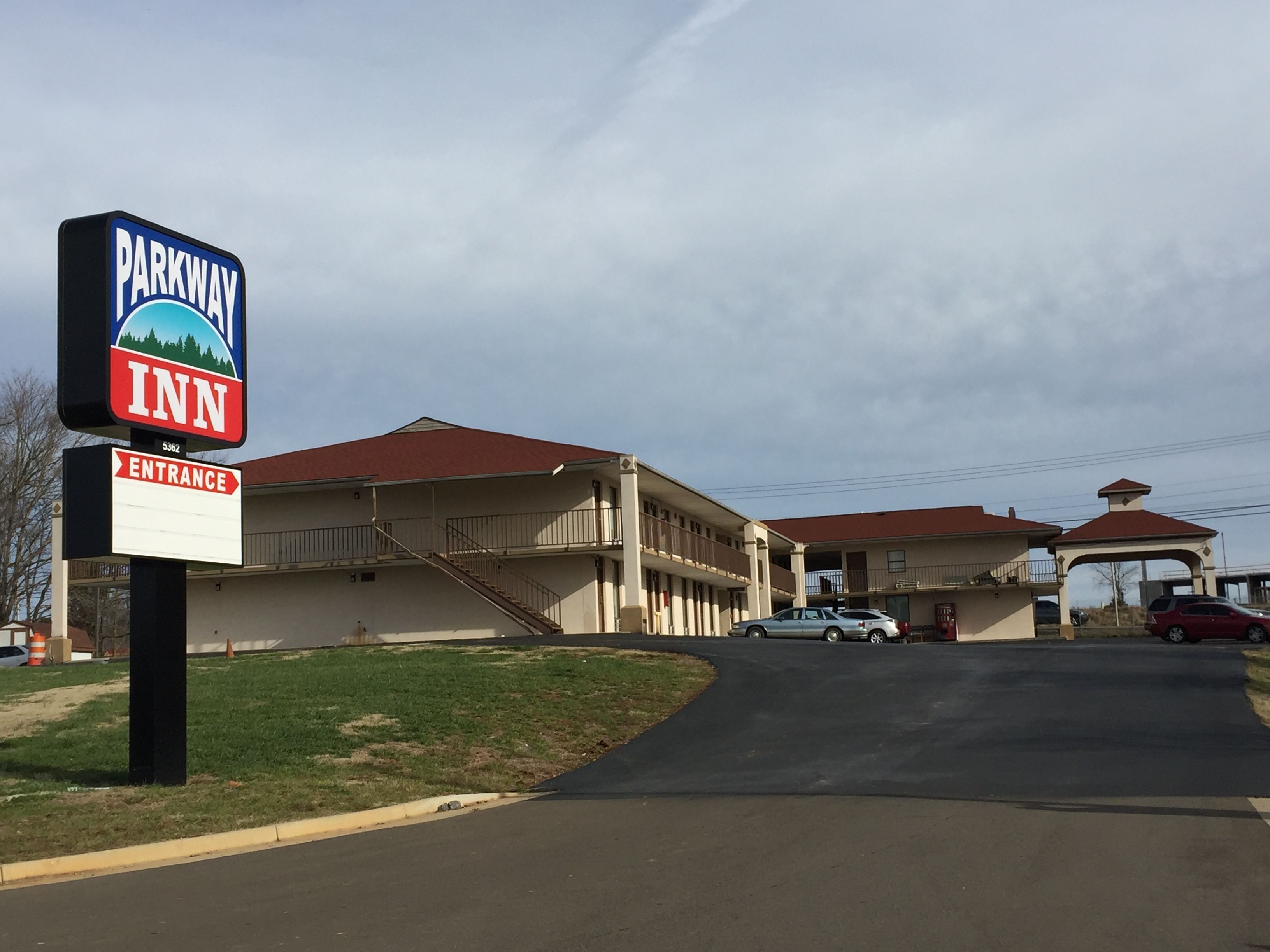 Parkway Inn com placa indicando a entrada.