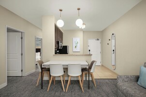Two Bedroom Suite, 2 Queen Beds and Sofa Bed | Camas com colchões pillow-top, cofres nos quartos, escrivaninha
