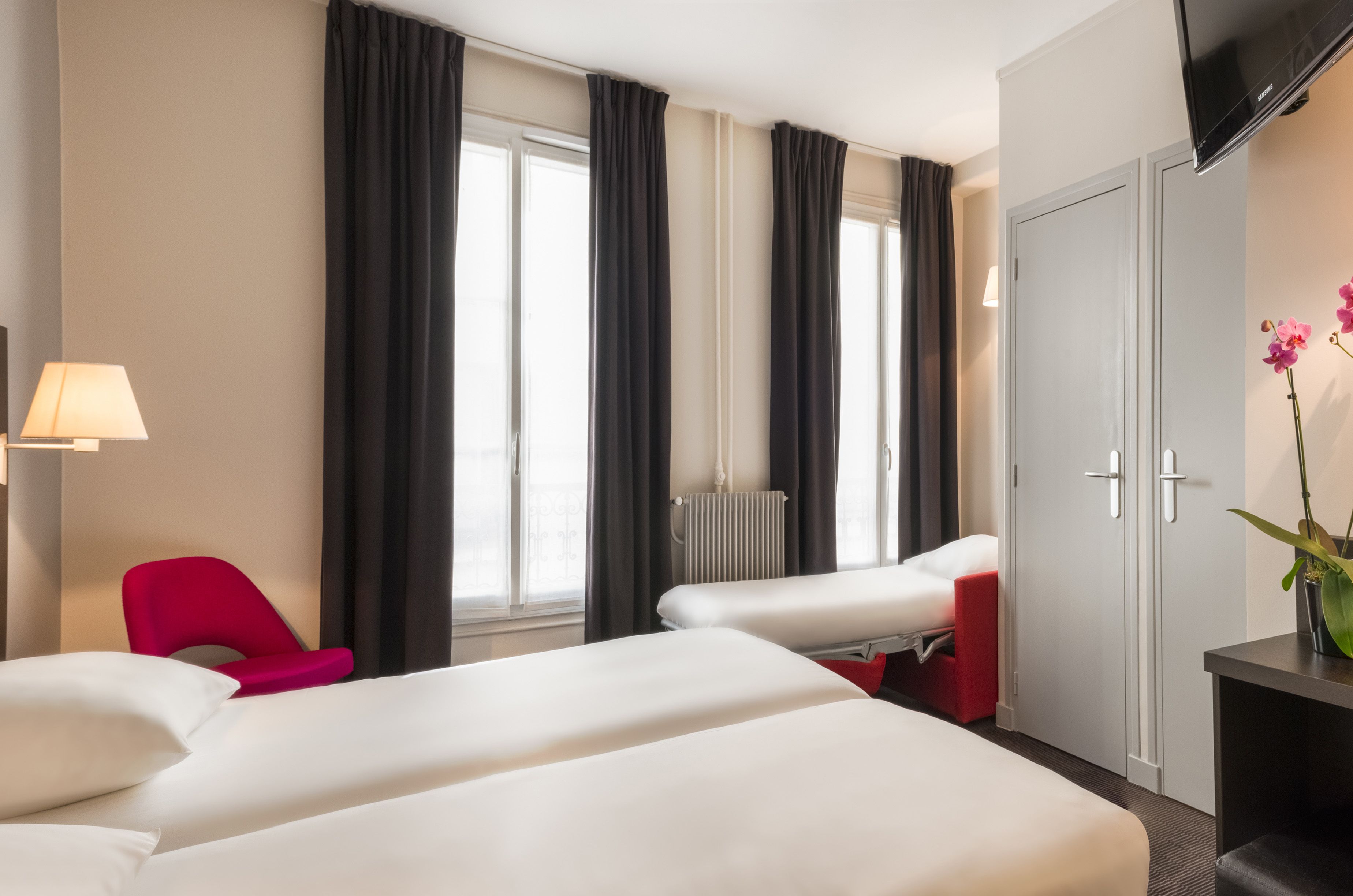 Quarto triplo | Cofres nos quartos, escrivaninha, cortinas blackout, Wi-Fi de cortesia