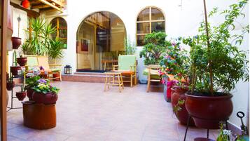 Camera doppia con letti singoli, bagno privato | Terraço/pátio interior