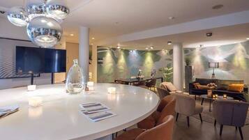 Serviço de café da manhã, almoço, jantar; vistas para o jardim