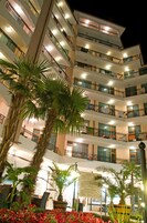 Fachada do alojamento (tarde/noite)