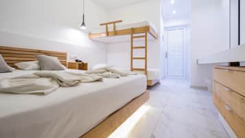 Quarto casal ou duplo superior | 1 quarto, cofres nos quartos, escrivaninha, cortinas blackout
