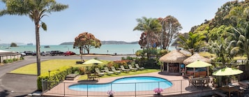 Piscina exterior, guarda-sóis, espreguiçadeiras 