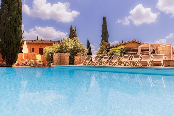 Piscina externa sazonal, guarda-sóis, espreguiçadeiras