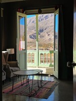 Balcony Room | Edredons de pluma, cofres nos quartos, individualmente decorados