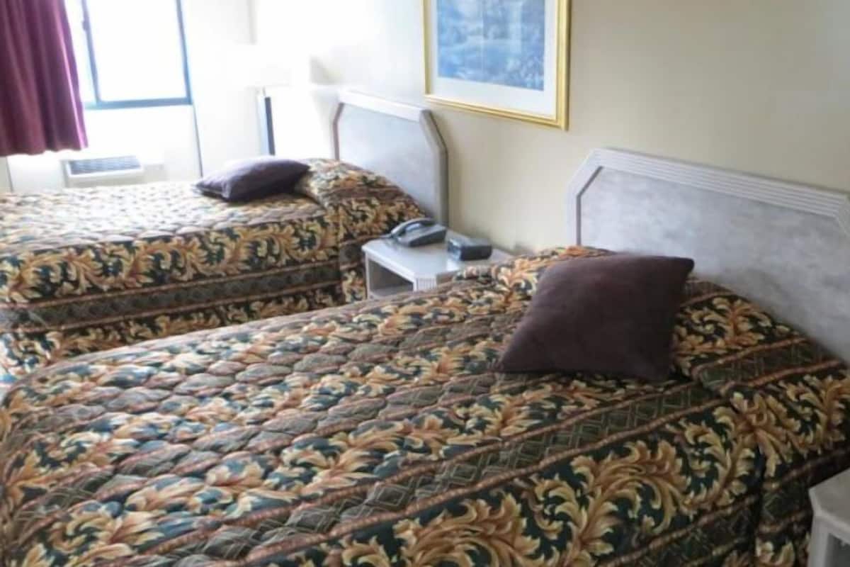 Quarto Duplo, 2 camas de casal | Secretária, Wi-fi grátis 