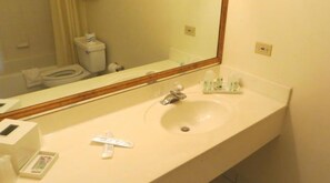Quarto casal, 2 camas de casal | Pia do banheiro