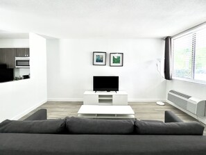 Suite, 1 quarto, acessível | Cofre no quarto, com decoração personalizada 