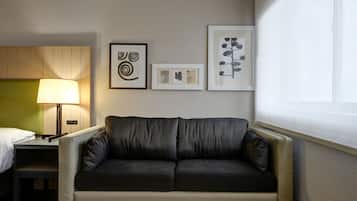 Suíte estúdio, 1 cama King, para não fumantes | Escrivaninha, cortinas blackout, quartos à prova de som