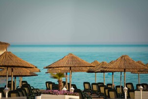 Uma praia privada, espreguiçadeiras, guarda-sóis de praia 