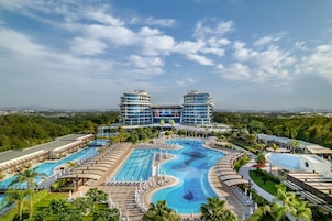 Piscina interna, 6 piscinas externas, guarda-sóis, espreguiçadeiras