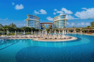 Piscina interior, 6 piscinas exteriores, guarda-sóis, espreguiçadeiras 