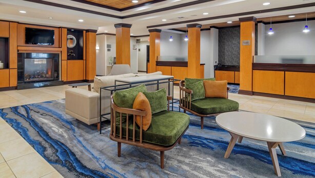 Um hall amplo com lareira, assentos confortáveis e design moderno.
