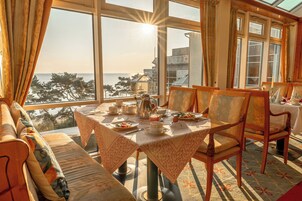 Café da manhã com buffet grátis todos os dias