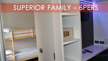 Quarto com beliche, escrivaninha e cofre.