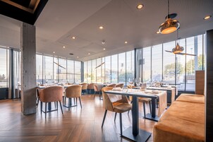 2 restaurantes: servem pequenos-almoços, almoços e jantares